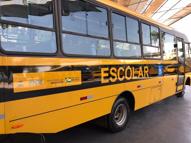 Serviço clandestino de transporte escolar coloca milhões de crianças em ...